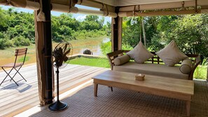 Barraca superior, 1 cama King, piscina particular, vista para o rio | Frigobar, cofres nos quartos, escrivaninha