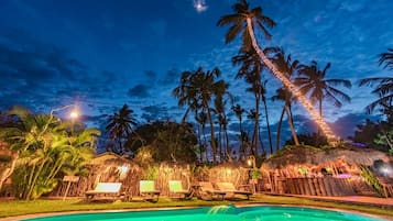 Piscina exterior, espreguiçadeiras