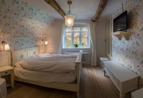 Quarto Clássico, 1 cama queen-size | Com mobília individualizada, Wi-fi grátis, roupa de cama fornecida