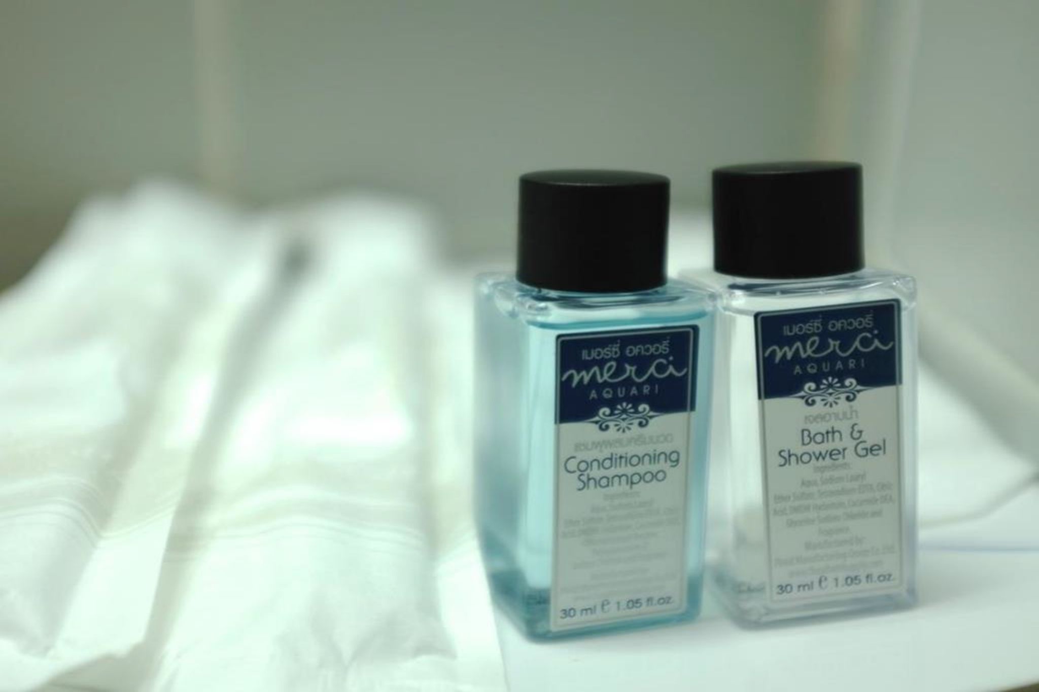 Um polibã, toalhas fornecidas, sabão, champô 