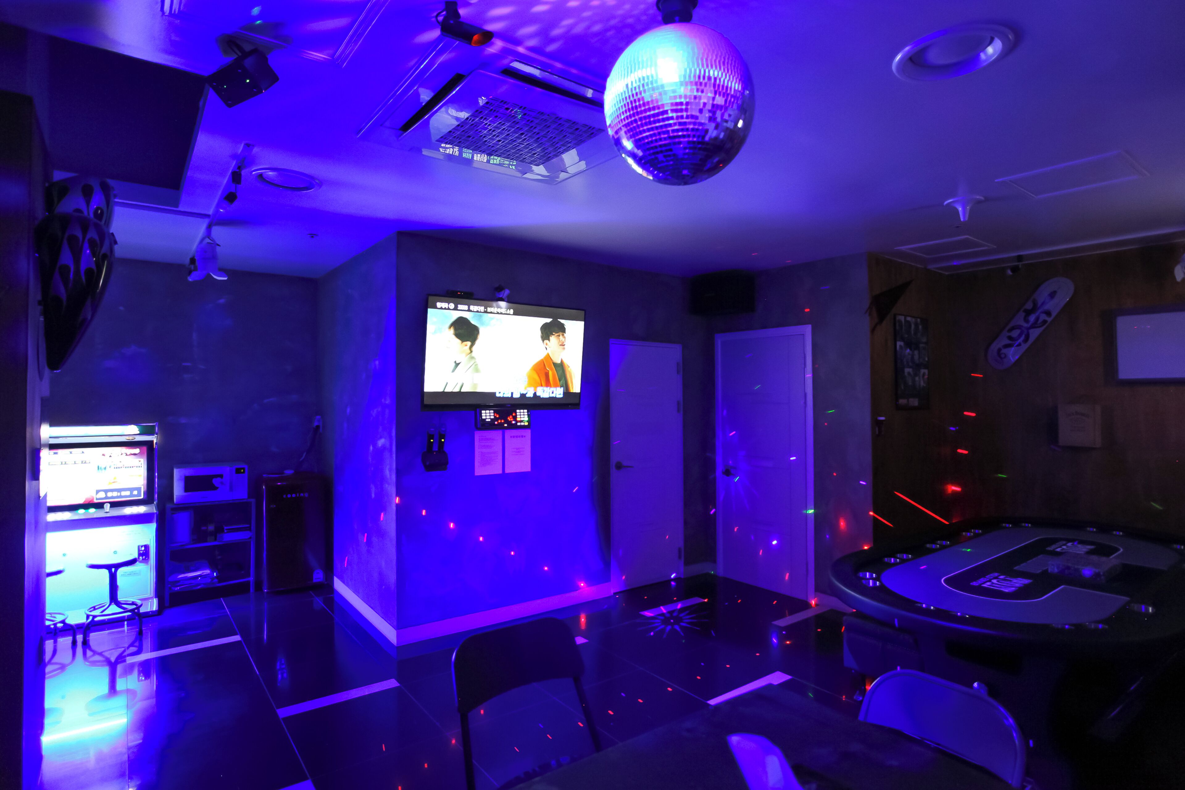 Suíte com design assinado (Party) | Roupas de cama premium, escrivaninha, cortinas blackout