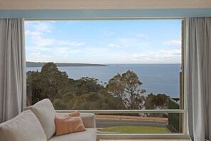 Apartamento, 2 quartos | Área de estar | TV de tela plana