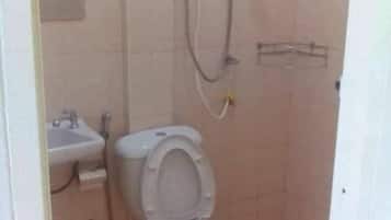 Quarto solteiro | Banheiro | Chuveiro, toalhas de banho, sabonete, papel higiênico