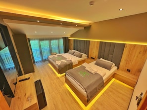 Quarto triplo clássico | Roupas de cama premium, frigobar, cortinas blackout