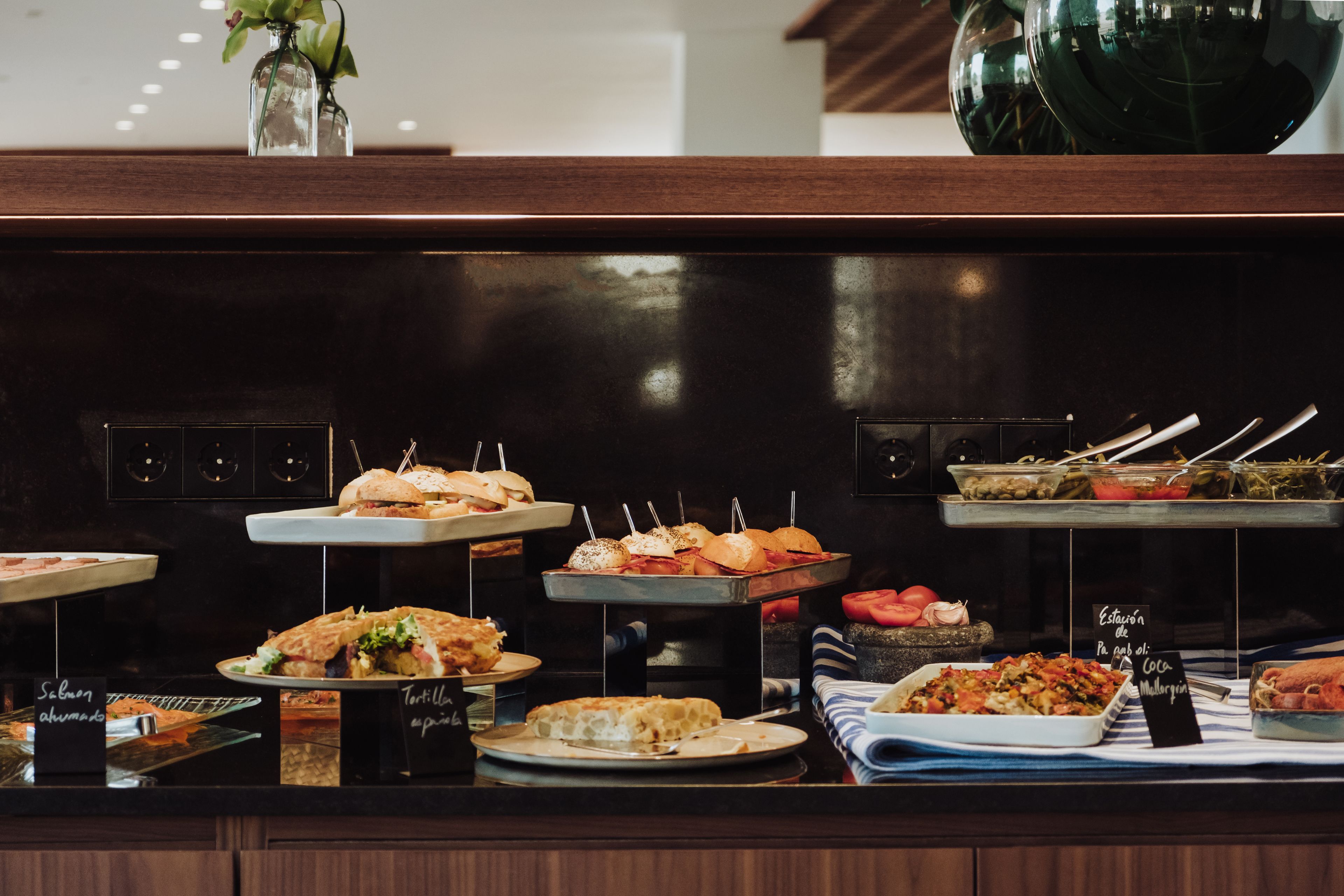 Pequeno-almoço tipo buffet diário (28 EUR por pessoa) 