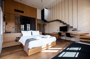 Honeymoon suite with private terrace, hot tub and old town view | Sala de estar | TV de ecrã plano 