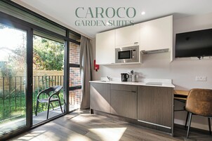 Roupa de alta qualidade, com decoração personalizada 