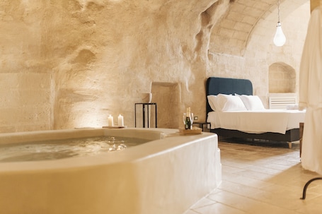 SuĆte, banheira de imersĆ£o | 1 quarto, roupas de cama premium, frigobar, quartos Ć prova de som