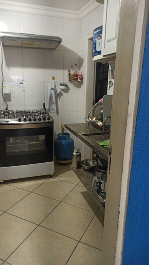 Um frigorífico no espaço comum, um micro-ondas no espaço comum 