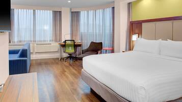 Edredons de pluma, cofres nos quartos, escrivaninha