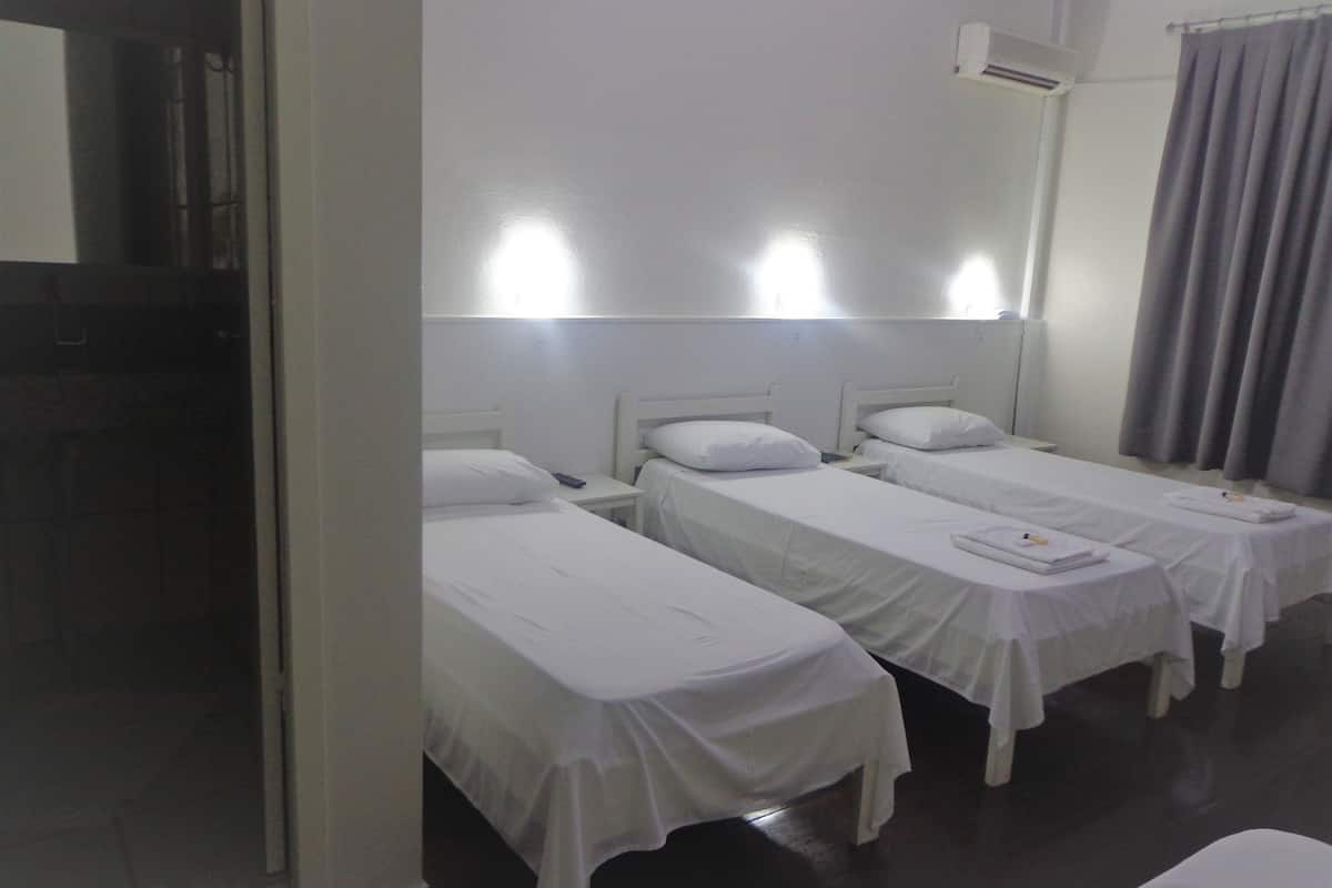 Quarto solteiro empresarial (Até 4 Pessoas / Up to 4 People) | Frigobar, escrivaninha, espaço de trabalho para notebook