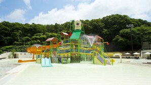 Um parque aquático com várias escorregas e brinquedos.