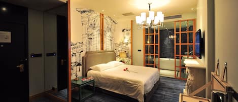 Quarto Familiar | Secretária, cortinas/cortinados opacos, ferro/tábua de engomar