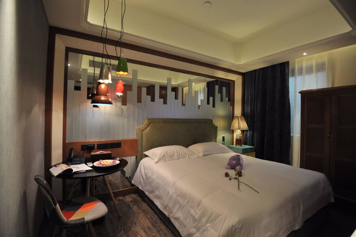 Quarto Deluxe, 1 cama queen-size | Secretária, cortinas/cortinados opacos, ferro/tábua de engomar