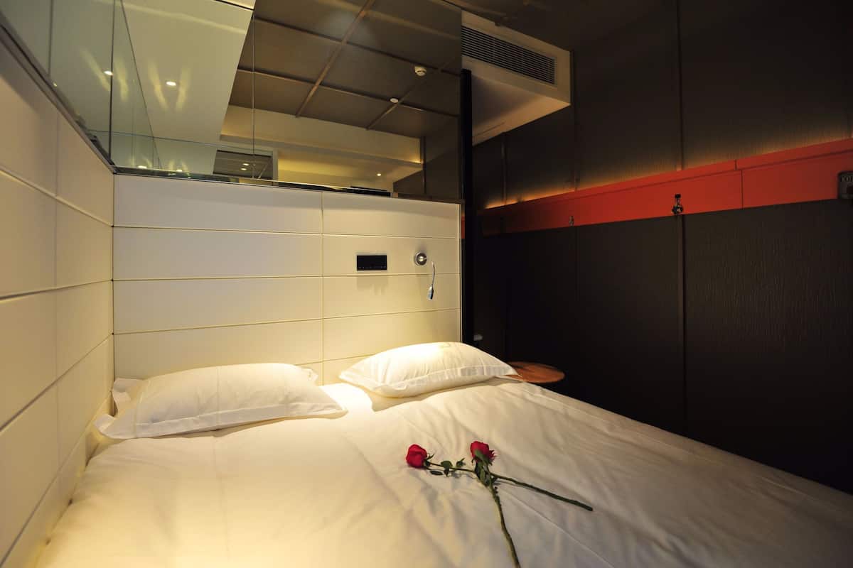 Quarto Superior, 1 cama queen-size | Secretária, cortinas/cortinados opacos, ferro/tábua de engomar