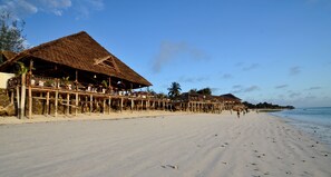 Na praia, areia branca 
