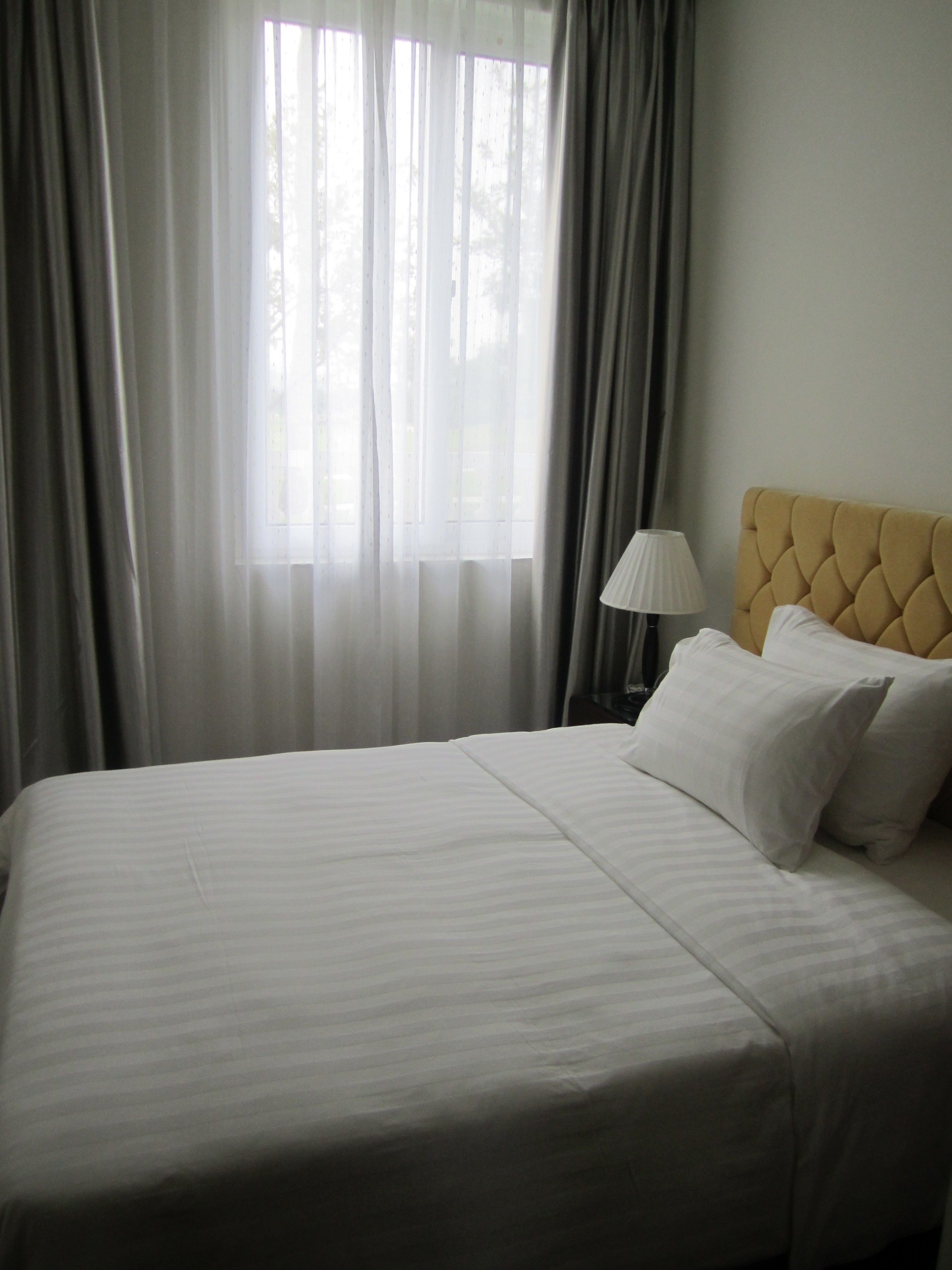 Minibar, cofre no quarto, secretária, camas desdobráveis 