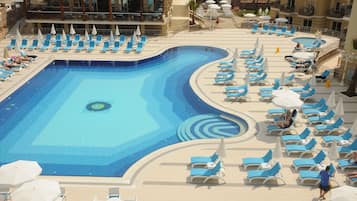 Piscina exterior sazonal, da(s) 10:00 à(s) 18:00, guarda-sóis