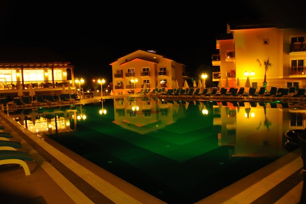 Piscina externa sazonal, funciona das 10h às 18h, guarda-sóis