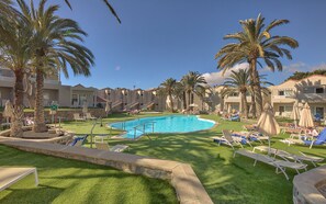 4 piscinas externas, funciona das 10h às 18h, guarda-sóis