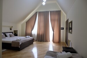 Quarto Triplo Familiar, varanda | Roupa de alta qualidade, minibar, cofre no quarto, secretária