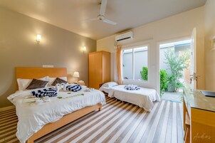 1 quarto, frigobar, cofres nos quartos, escrivaninha