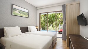 Quarto de hotel com duas camas, televisão, pintura e vista para uma piscina e vegetação.