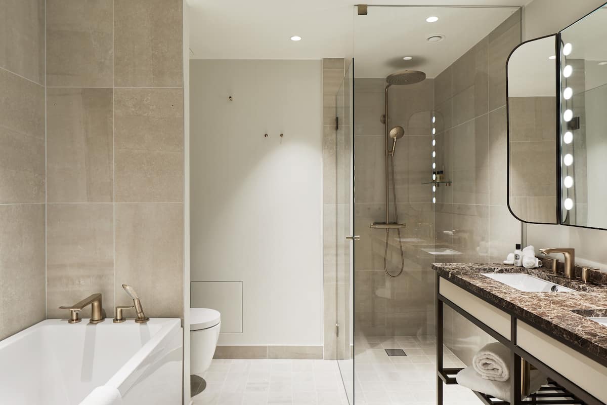 Elegant Exceptional with Bath | Casa de banho | Produtos de higiene exclusivos, um secador de cabelo, roupões, chinelos