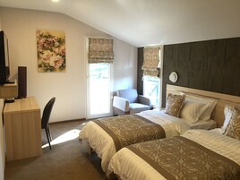 Roupa hipoalergénica, minibar, cofre no quarto, quartos insonorizados 
