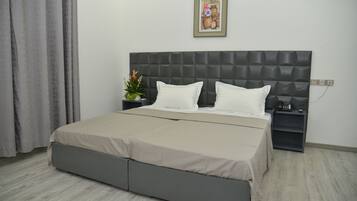 Quarto duplo sênior | Escrivaninha, quartos à prova de som, Wi-Fi de cortesia