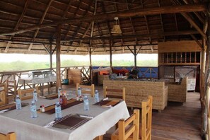 Pequenos-almoços servidos, cozinha local e internacional