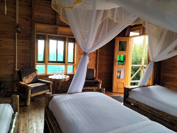 Quarto Twin Básico, vista para o jardim (Double or Twin) | Roupa de cama fornecida