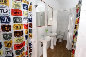 Um secador de cabelo (mediante pedido), toalhas fornecidas 