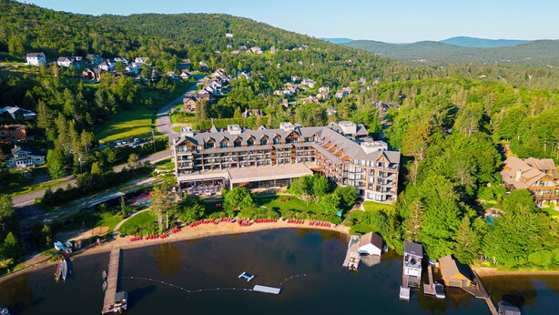 Um grande resort com vários edifícios, um píer e um lago.