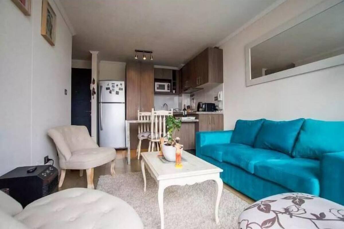 Apartamento standard, várias camas | Área de estar | TV de tela plana 32 polegadas com canais digitais, TV