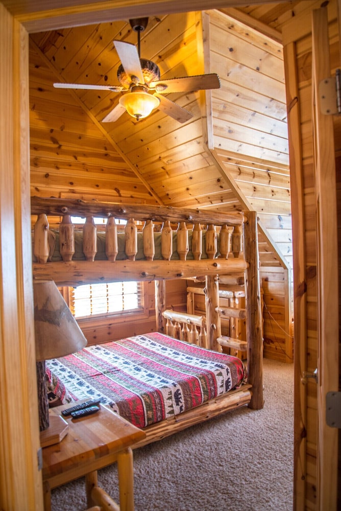 Heavenly 7 Retreat -Rustic Luxury Cozy Cabin - Kingfisher Cove - Holland, MI