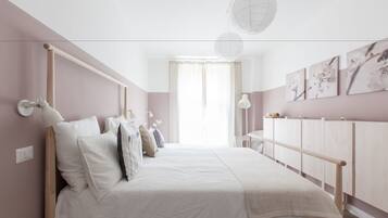 Quarto casal romântico, banheiro compartilhado, vista para o jardim | 1 quarto, roupas de cama premium, edredons de pluma, escrivaninha