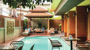 Piscina exterior, espreguiçadeiras