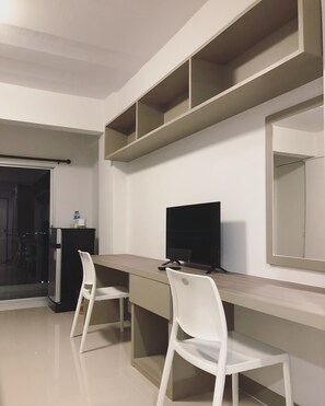 Estúdio Superior, 1 cama queen-size, vista para a montanha | 1 quarto, secretária, cortinas/cortinados opacos, Wi-fi grátis 