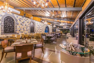 Café da manhã, almoço e jantar; culinária internacional 