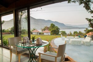 Café da manhã, almoço e jantar; culinária internacional 