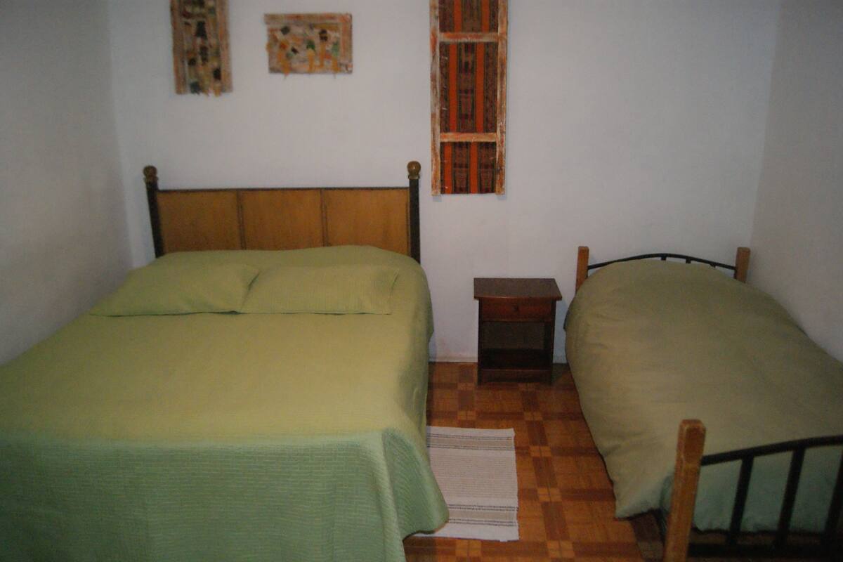 Quarto Duplo Económico, casa de banho partilhada | Camas desdobráveis, Wi-fi grátis, roupa de cama fornecida