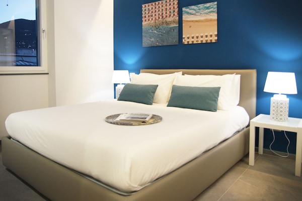 Quarto casal básico (Blu) | Roupas de cama premium, escrivaninha, camas extras/dobráveis (sobretaxa)