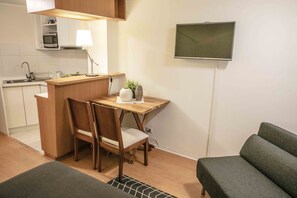 Apartamento standard | Área de estar | TV de tela plana