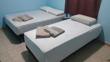 Suíte econômica | 2 quartos, frigobar, escrivaninha, cortinas blackout