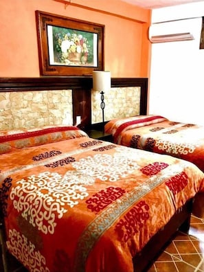 Quarto Tradicional, 2 camas de casal | Secretária adequada para computadores portáteis, ferro/tábua de engomar 