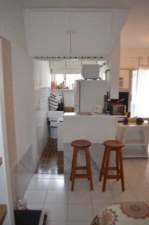 Apartamento Deluxe, 2 quartos, fumadores, vista para a praia | Cozinha privada | Um frigorífico, um micro-ondas, um forno, uma placa de cozinha