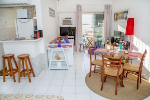 Apartamento Deluxe, 2 quartos, fumadores, vista para a praia | Refeições no quarto