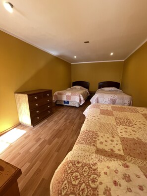 Quarto Triplo Standard, 3 camas individuais, casa de banho partilhada | Wi-fi grátis, roupa de cama fornecida 