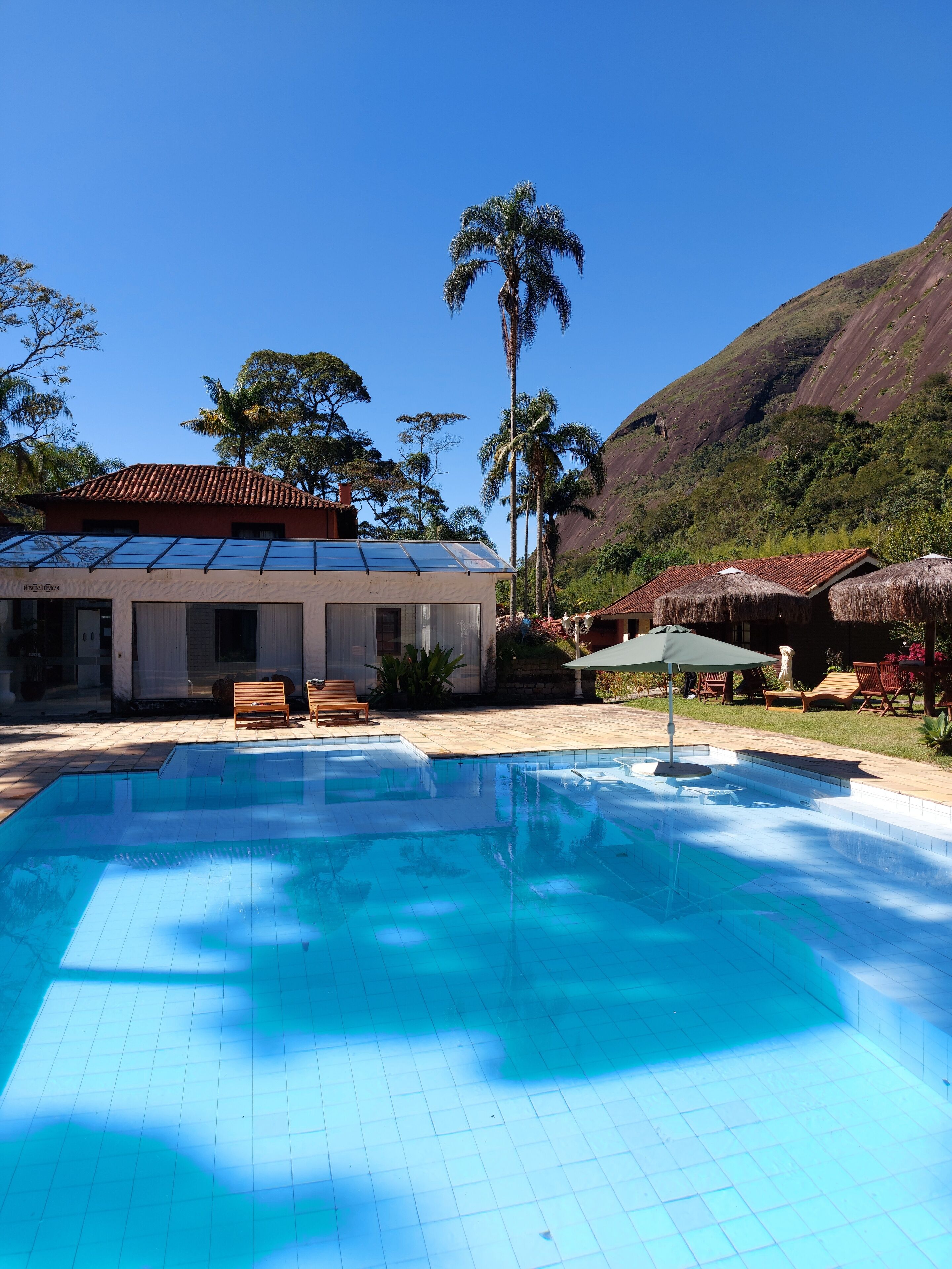 Piscina interior, piscina exterior, aberta 24 horas, espreguiçadeiras 